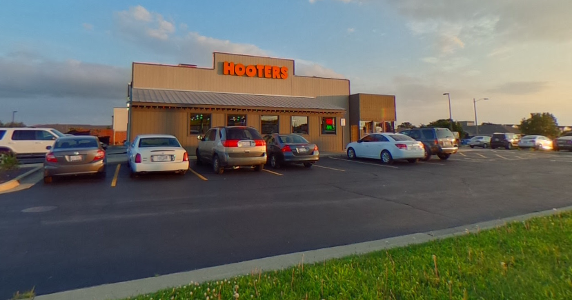 25 years ago: 'Delightfully tacky' Hooters coming to Bloomington