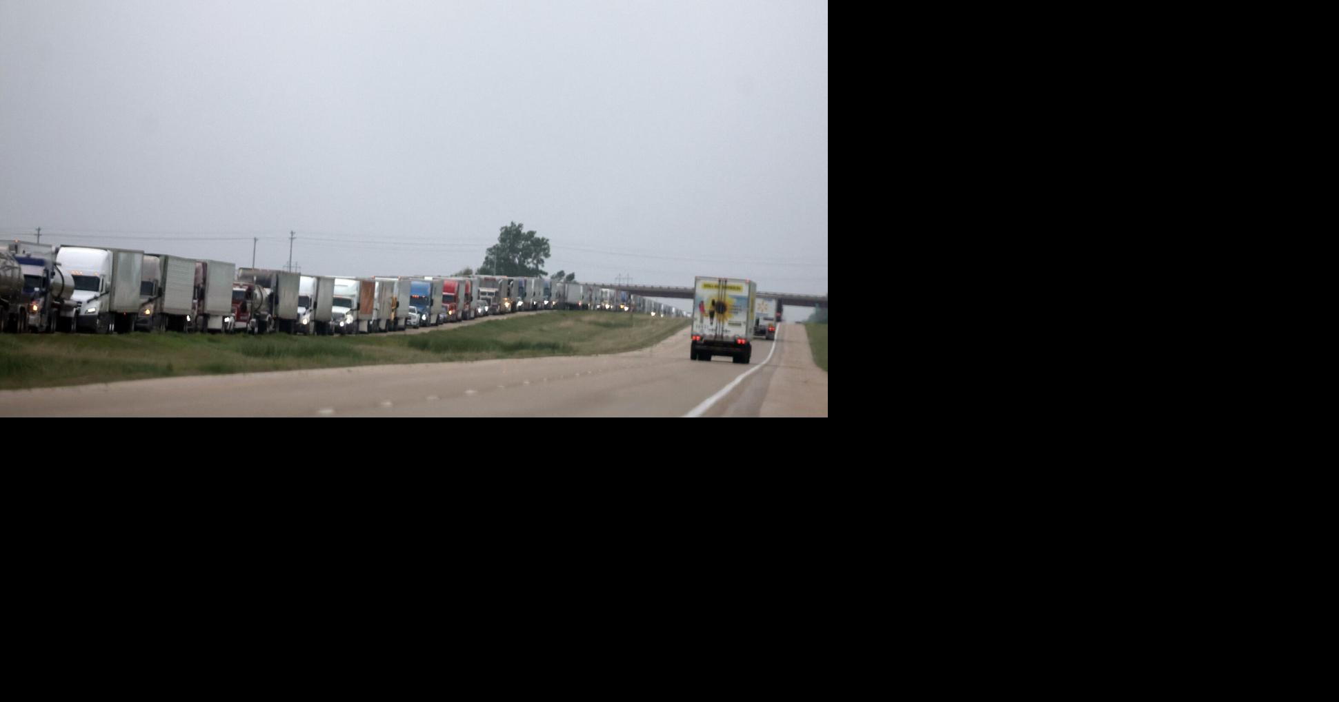 Dust storms close interstates in Central Illinois