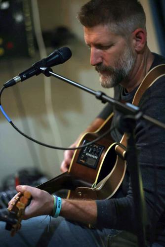 Noah Hutton photo, singer-songwriter