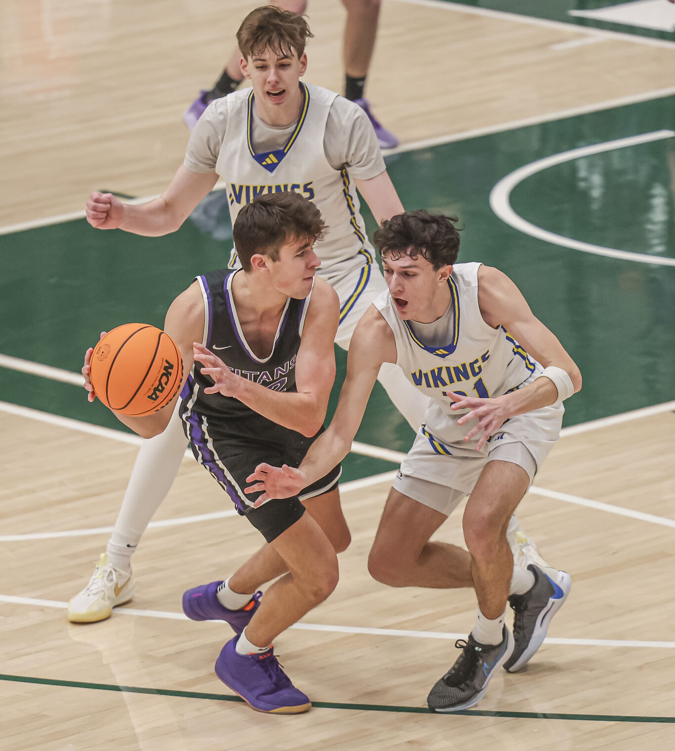 Dramatic finish in boys title game of the McLean County/HOIC Tournament