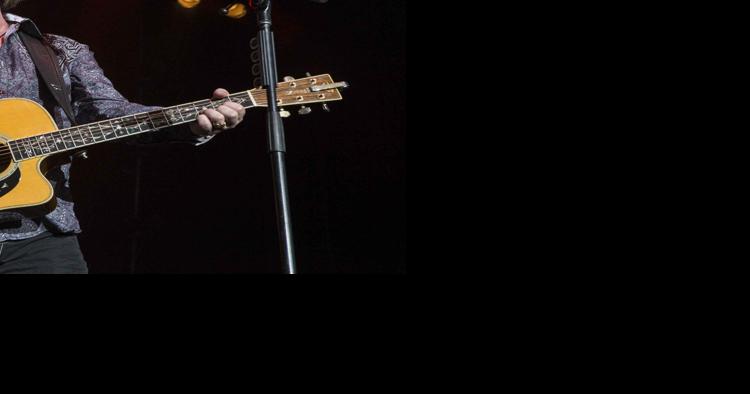 After slamming COVID-19 rules, Tritt sings anthem at NLCS