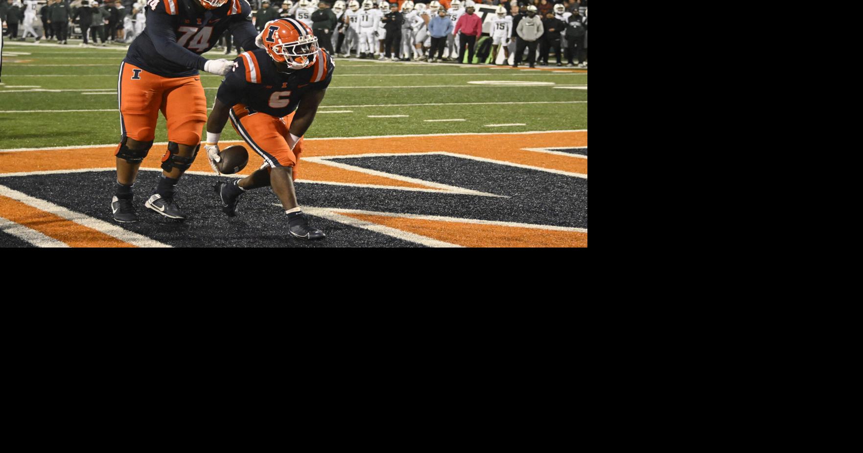 Illinois selling offensive lineman Davis on one more season