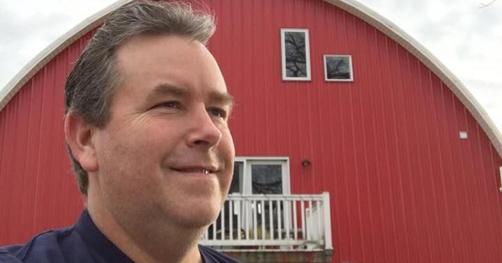 Clinton auctioneer continues to give back to hometown