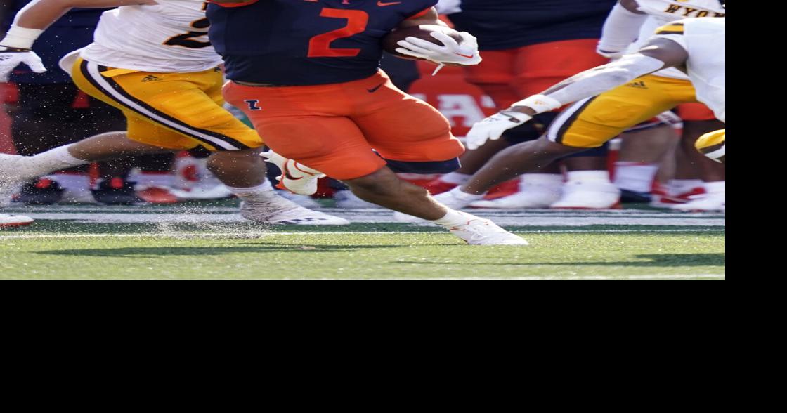 Illinois opens season with 38-6 win over Wyoming