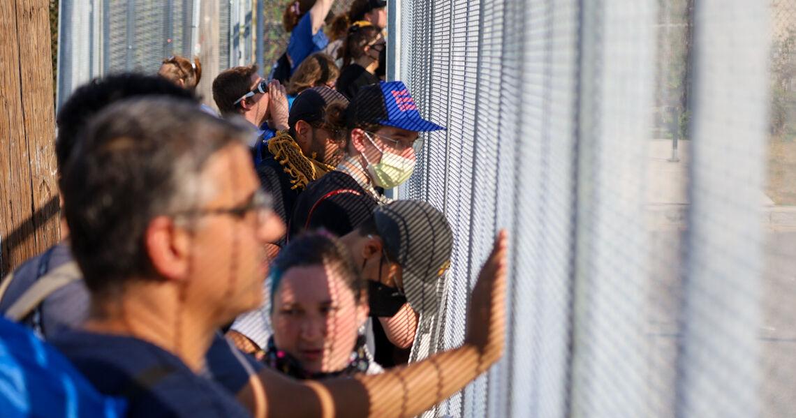 Judge bars feds from arresting reporters at Chicago-area protests