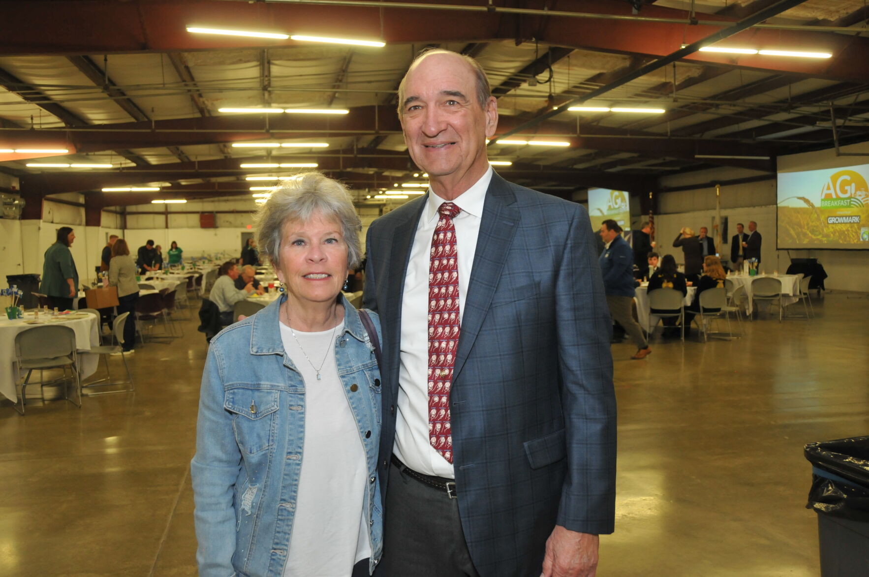 Brady defeats Mwilambwe, Hendricks, for Bloomington mayor