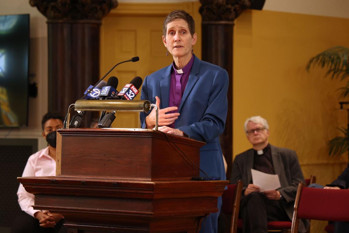 Faith-based groups step up to help house migrants in Chicago