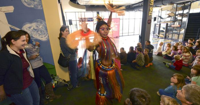Cirque performers mesmerize children