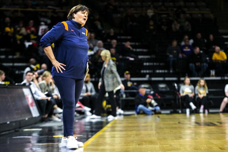Illinois women's basketball coach Nancy Fahey retires