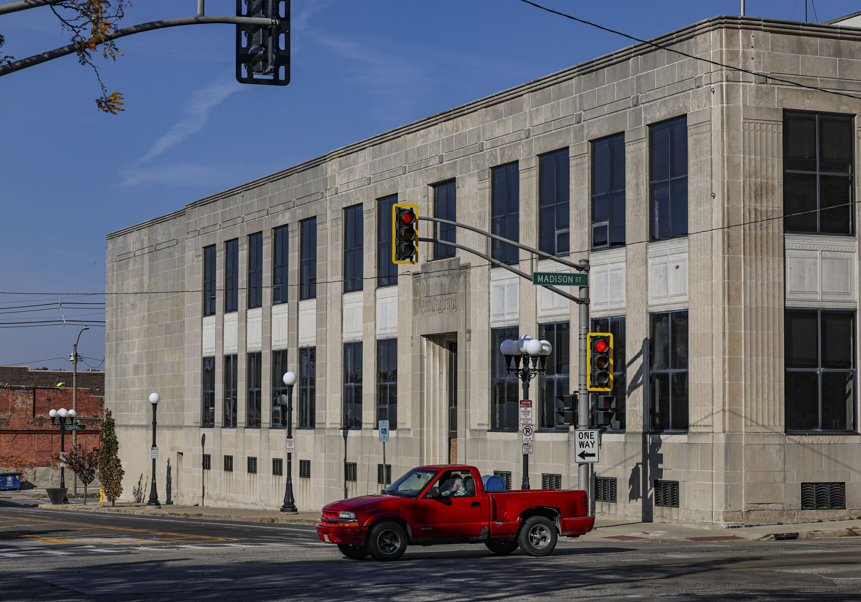 Bloomington OKs using Pantagraph building as a school