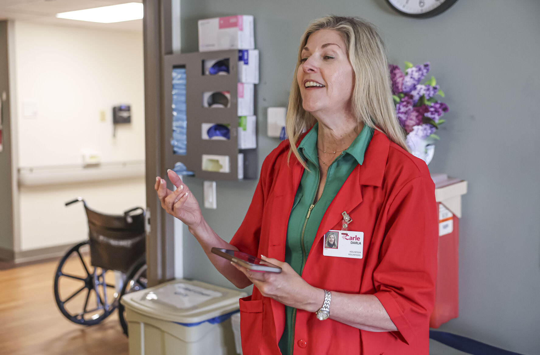 Carle BroMenn volunteer soothes patients with talented voice
