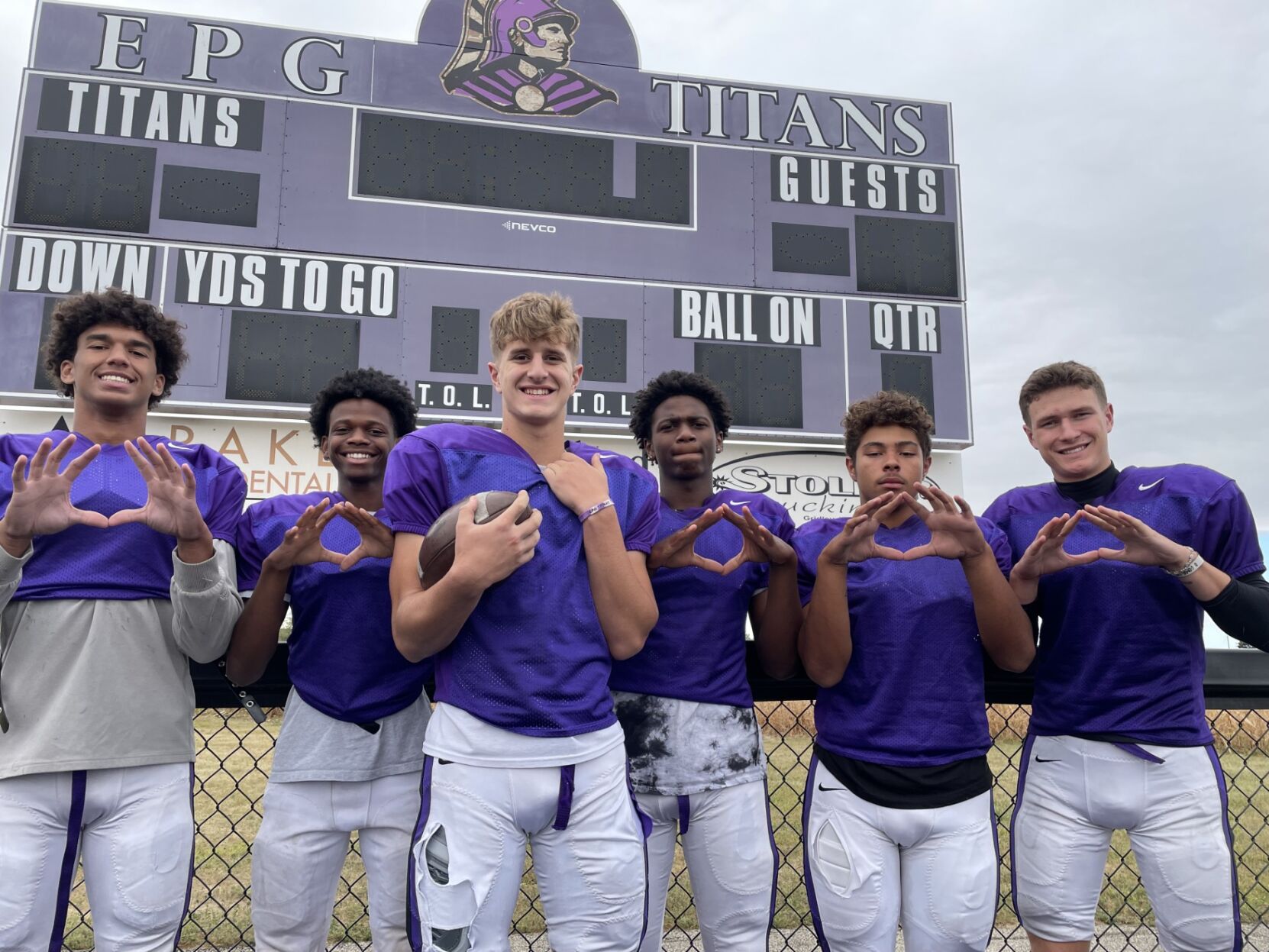 No huddle, no defeats through six games for El Paso-Gridley football