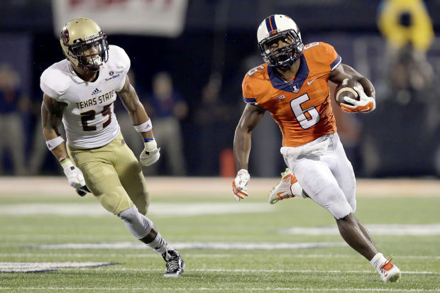 Illinois huddles up during delay, rallies to win