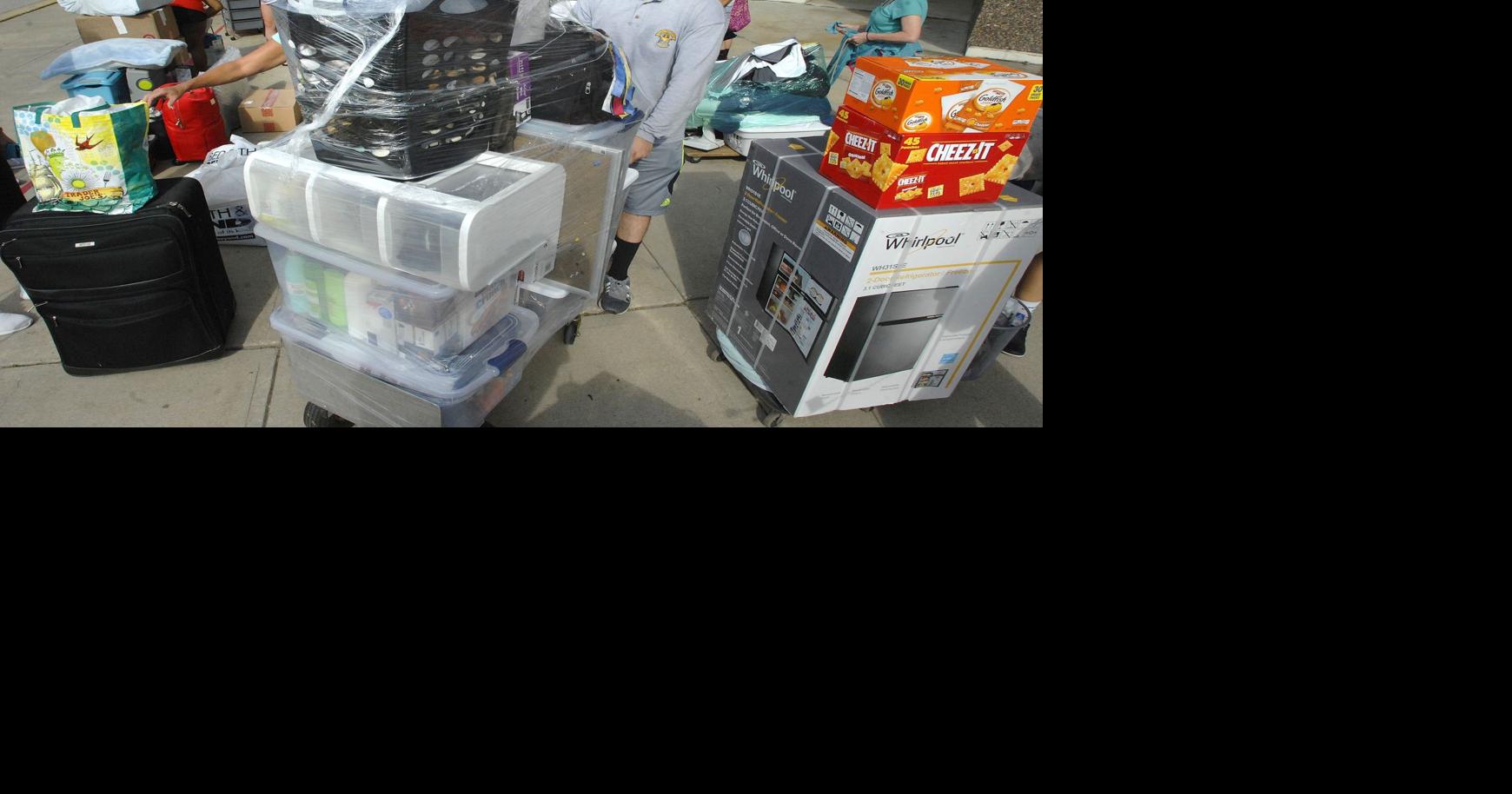 Photos: Freshmen face Watterson Towers during ISU move-in