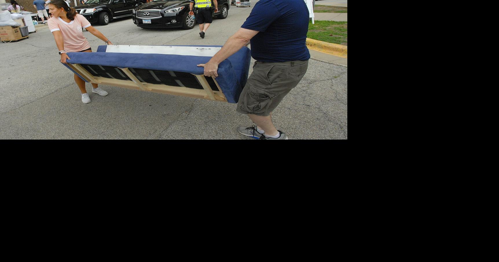 Photos: Volunteers help ISU freshmen move into Watterson Towers