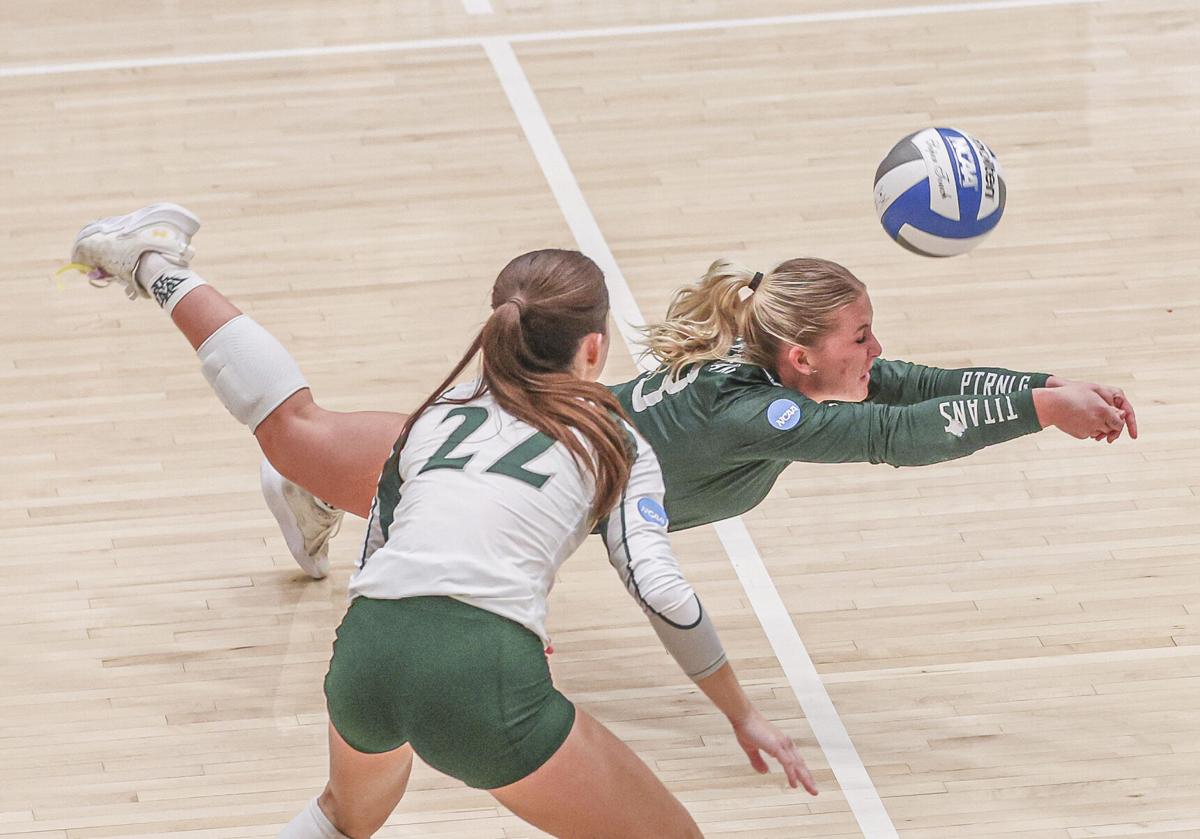 Illinois Wesleyan, Calvin contest tight NCAA Regional championship match