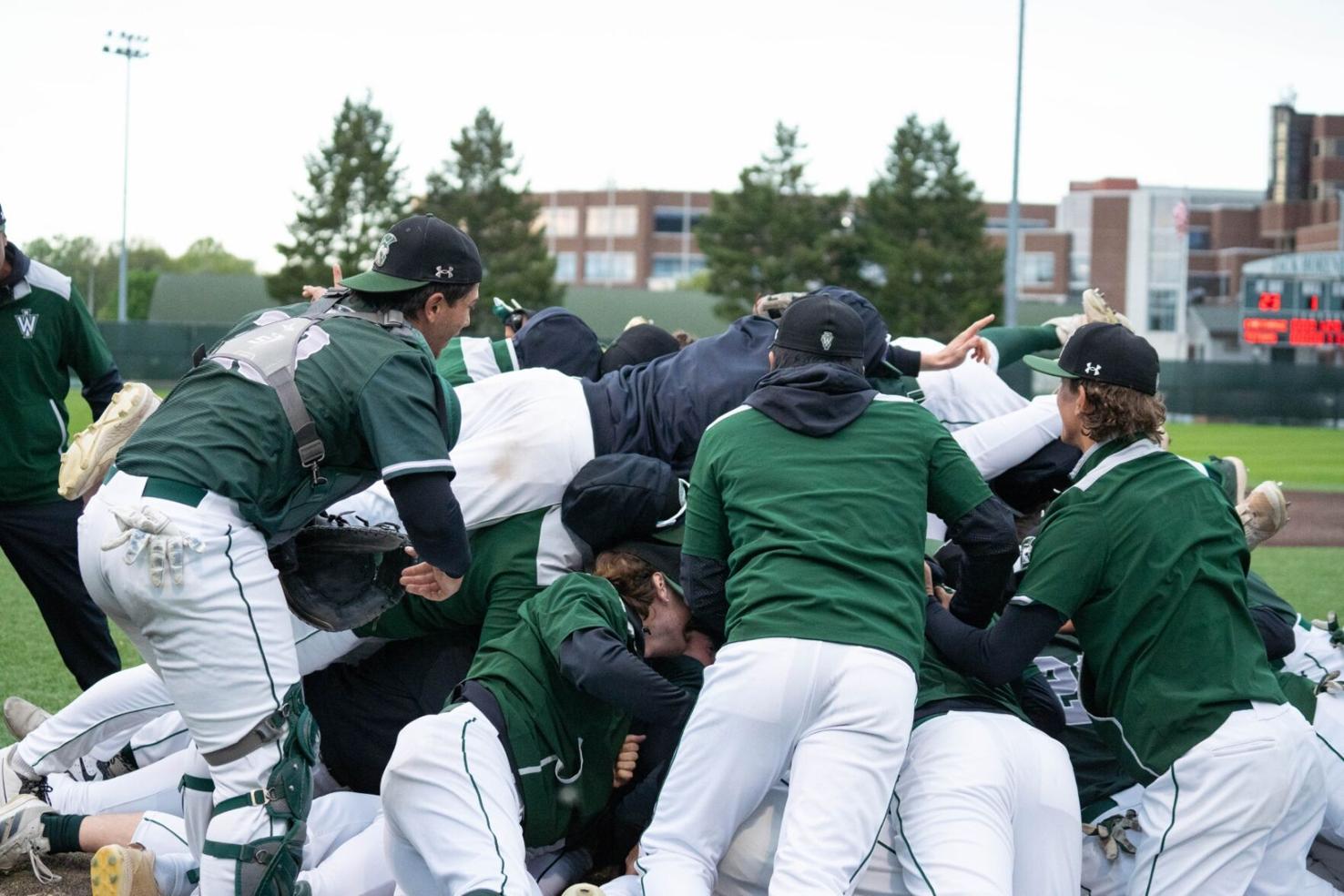 Three Illinois Wesleyan teams claim CCIW championships