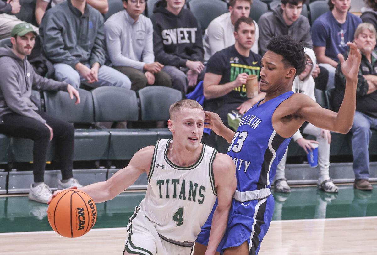 Illinois Wesleyan women, men at Shirk Center for CCIW games with Carthage