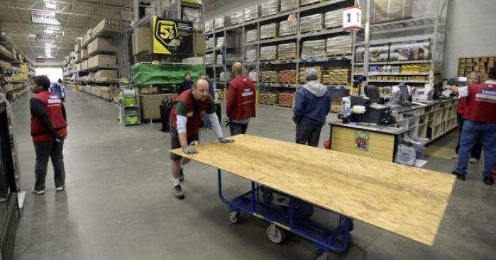 Lowe's goes for the pros