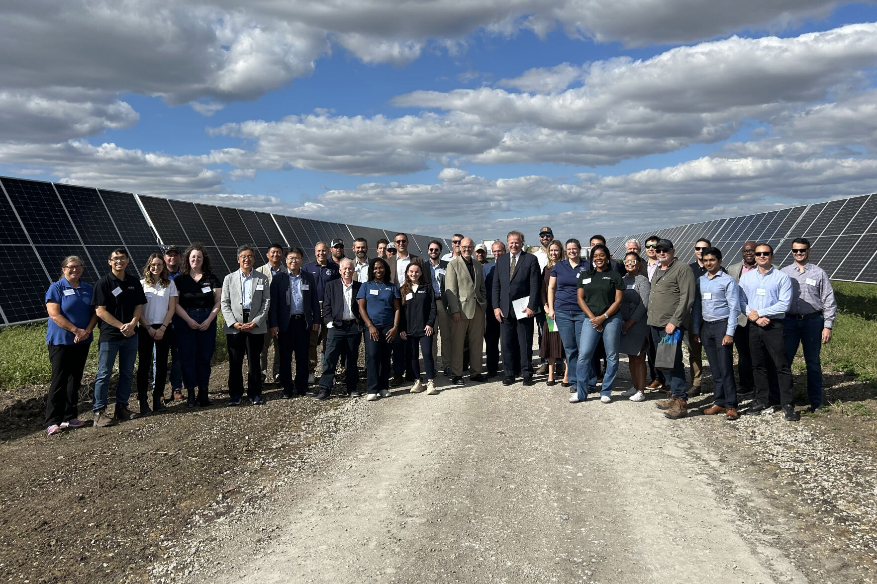 Earthrise Energy unveils solar project in Gibson City