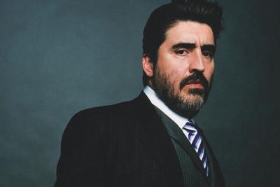 Alfred Molina sheds darker side to play iconic Kris Kringle in radio ...