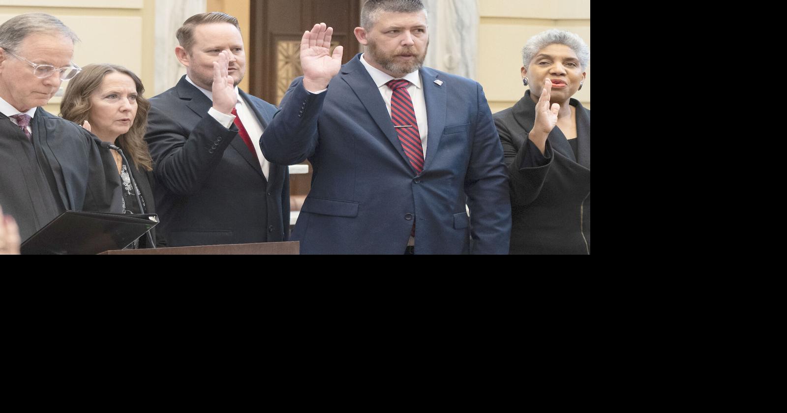 Senators take the oath of office | News | paulsvalleydailydemocrat.com