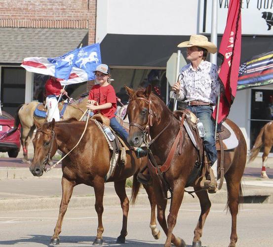 Parade leads the rodeo way | Local News | paulsvalleydailydemocrat.com