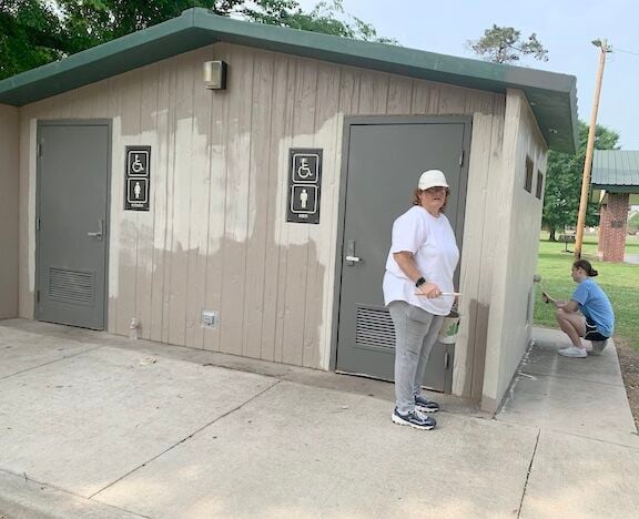 Church teens get it cleaned up | Local News | paulsvalleydailydemocrat.com