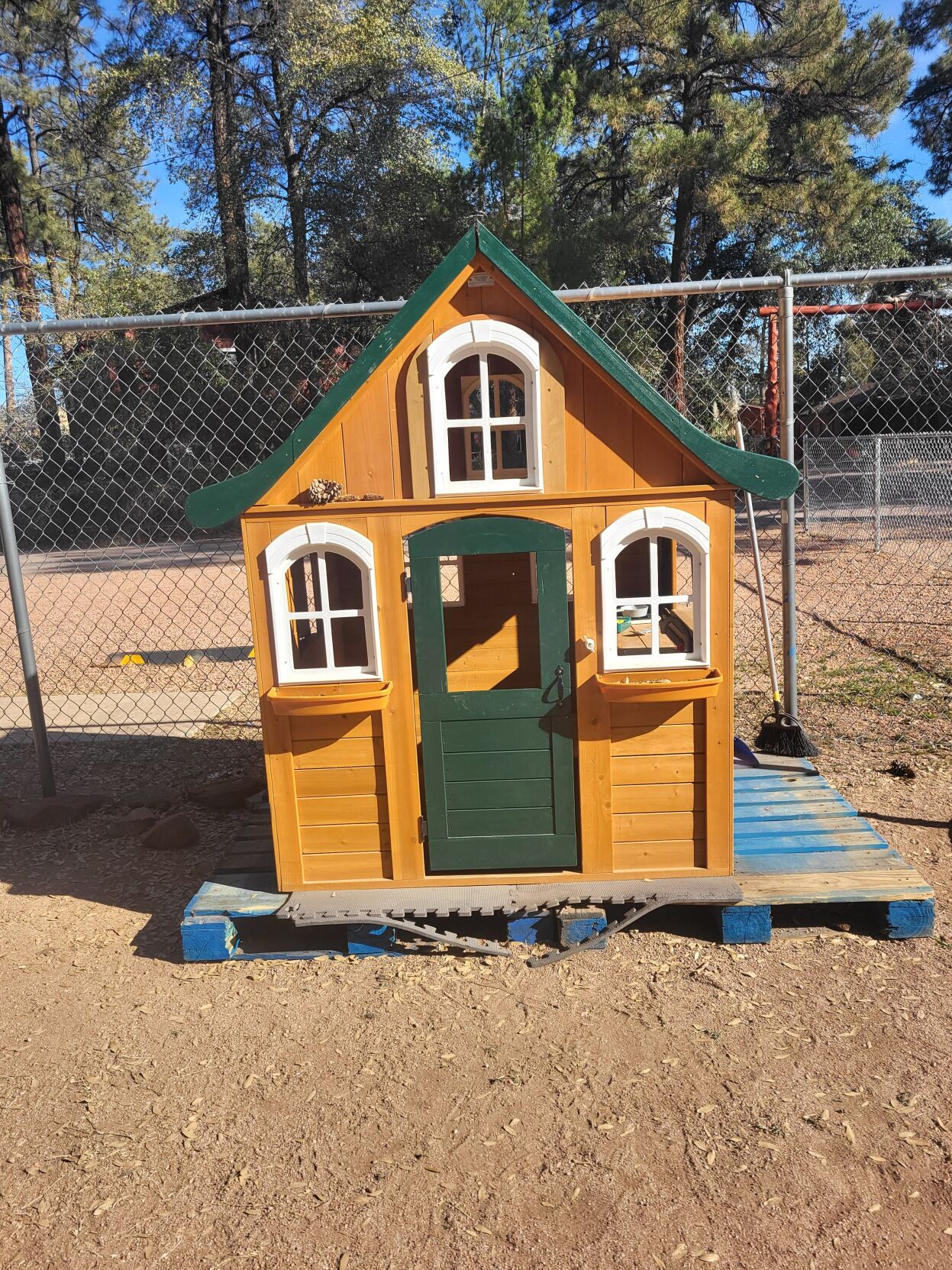 New playhouse delights Payson Community Kids | News | paysonroundup.com