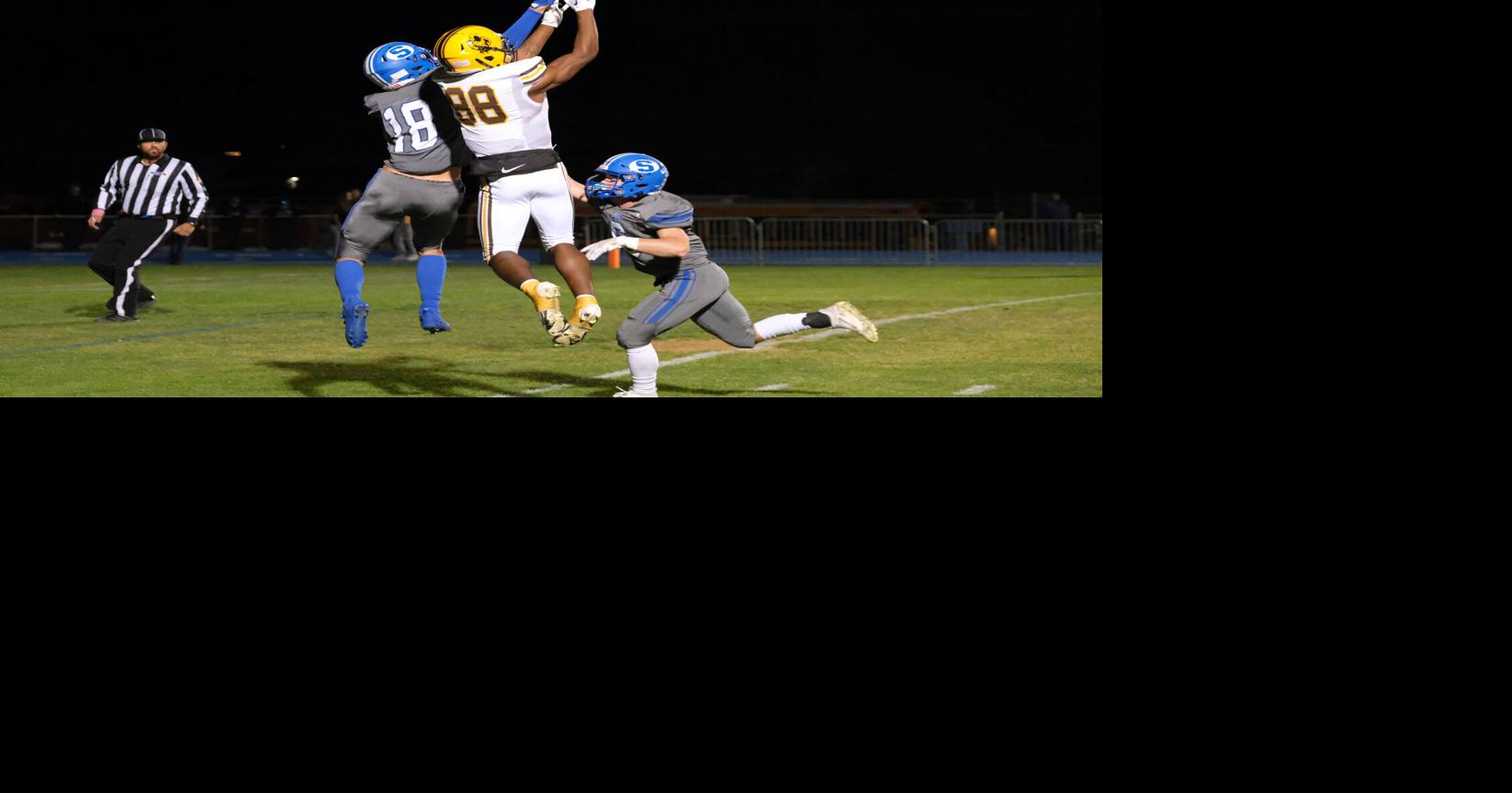 Snowflake shakes off bumpy start to roll to fifth straight football win ...