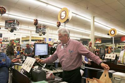 Bashas’ manager retires after 33-year career | Local News ...