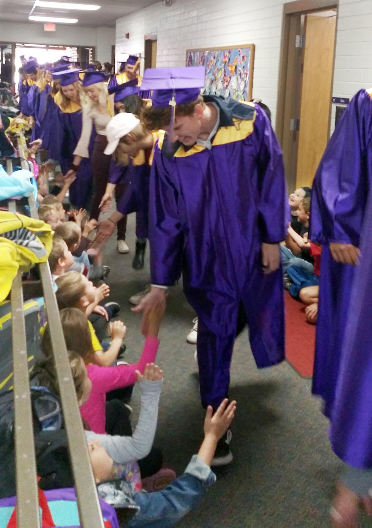 Payson graduates walk the halls of PES | Schools | paysonroundup.com