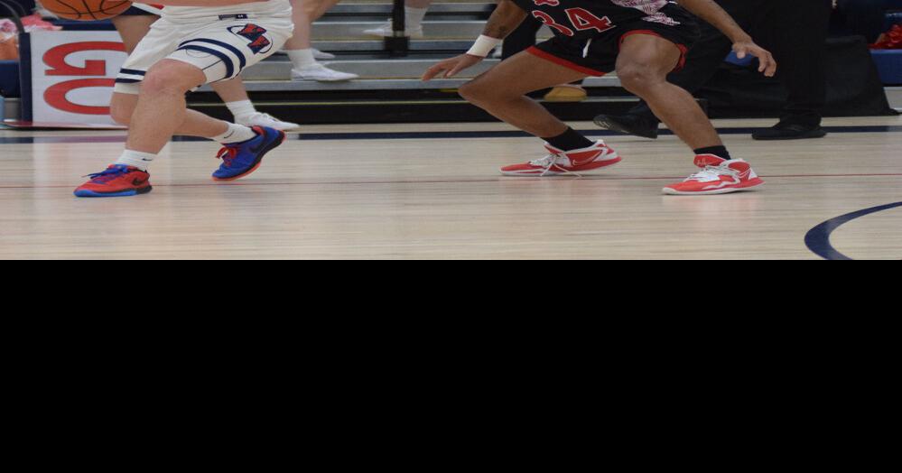 Reggie McIntyre keeps his eyes on the basketball | Sports | pdclarion.com