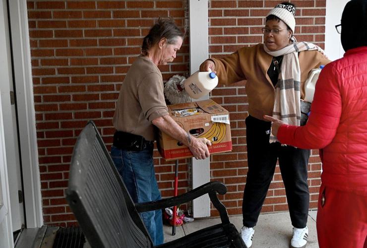Volunteers spread Christmas cheer while delivering newspaper food ...
