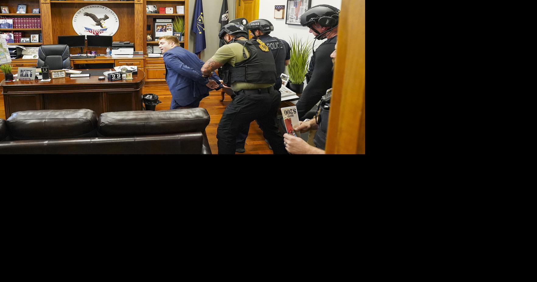PHOTOS: Mayor, deputy mayor 'arrested' during FOP fundraiser | Gallery ...
