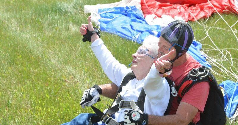Daredevil grandma: 89-year-old Peru woman goes skydiving for first time ...