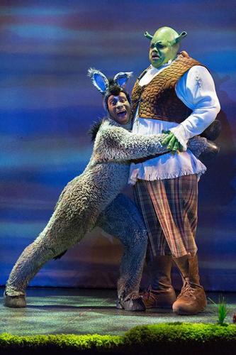 'Shrek' actor gives back to others by sharing his performance skills ...