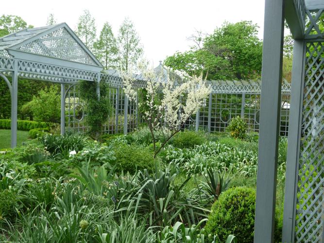 All-white garden in N.Y.C. inspired by historic design | Lifestyle ...