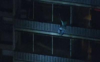 Man scales down Philadelphia high-rise to escape smoky fire | Local ...