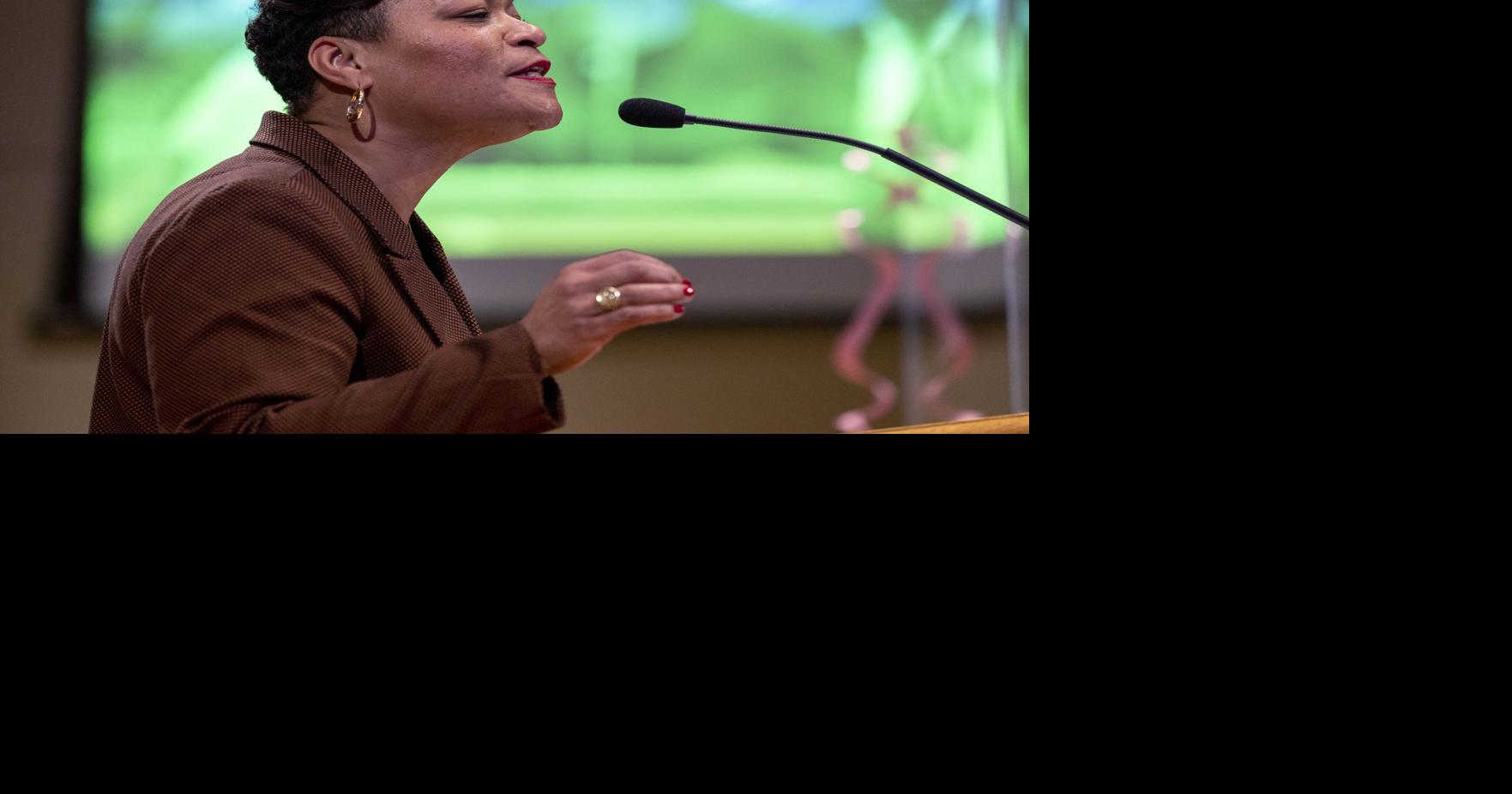 Judge who signed recall petition won't quit related lawsuit ...