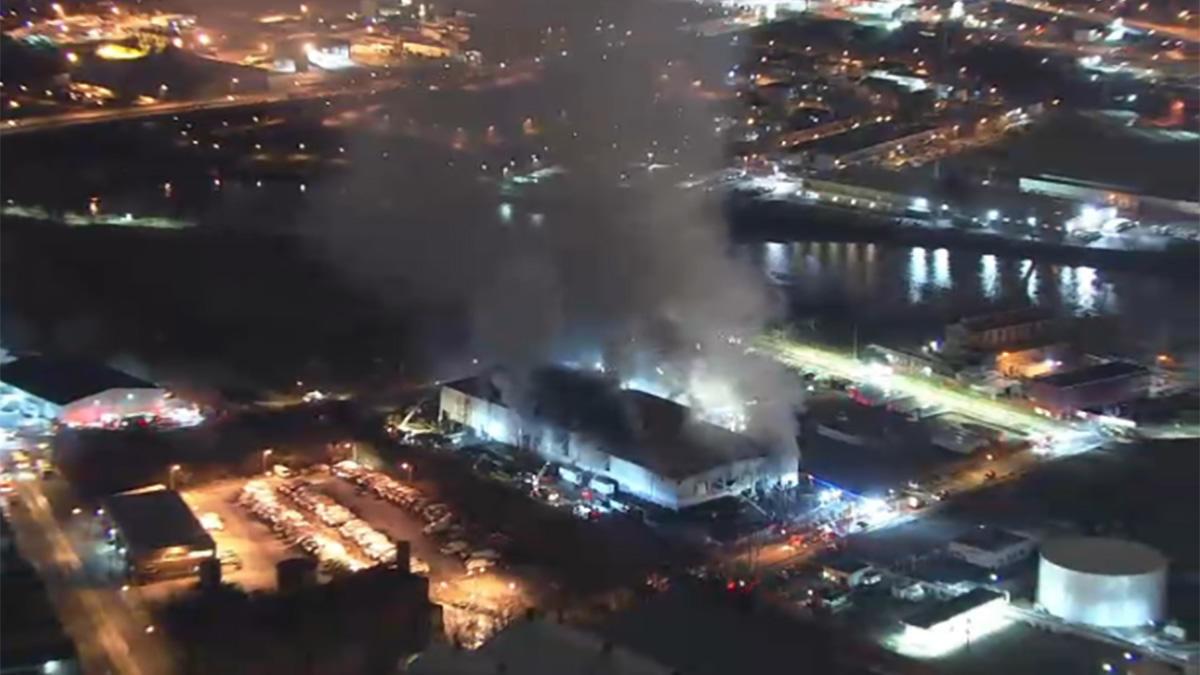 Warehouse fire sends plume of smoke over Philly | Local News ...