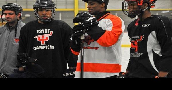 Flyers’ Simmonds visits Simons Ice Rink | Sports | phillytrib.com