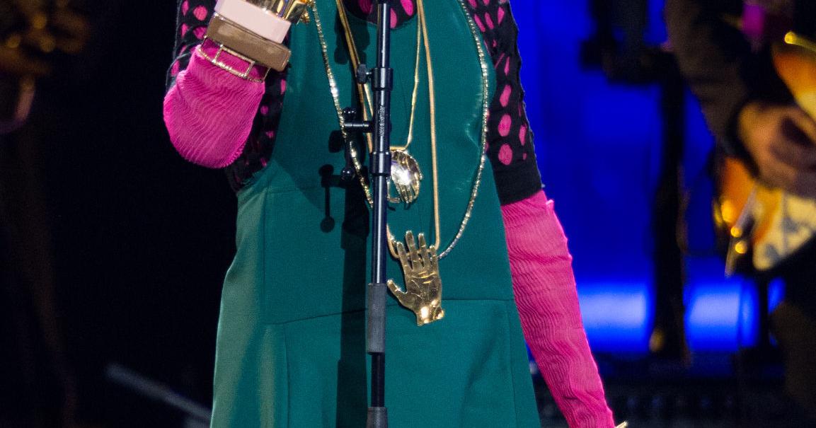 Rihanna, Shonda Rhimes, Clinton appear at Black Girls Rock ...