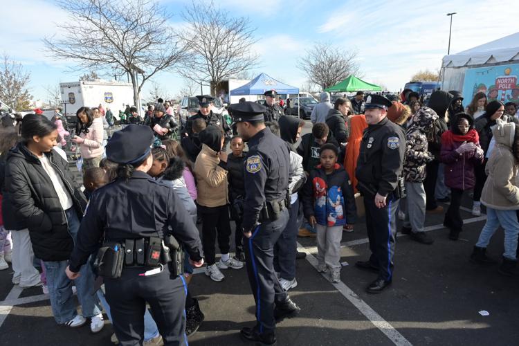 Philly police shop with students, families at Walmart in South ...