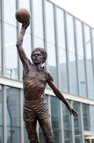 Sixers unveil sculpture that immortalizes 'Dr. J' | Basketball ...