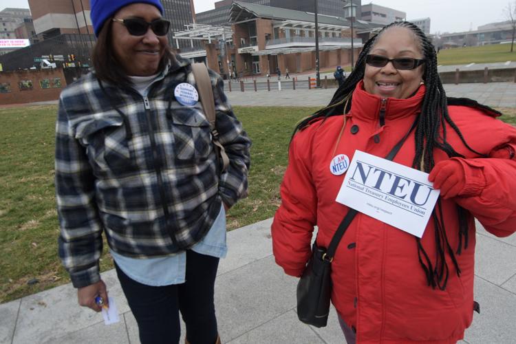Philadelphia federal workers demand end to shutdown | Local News ...