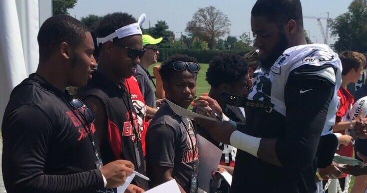 Shareef Miller signs autographs for Simon Gratz football players at ...