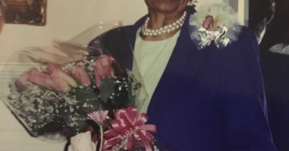 Ruth C. Easley, 91, educator, wife of late Tribune President Waverly L ...