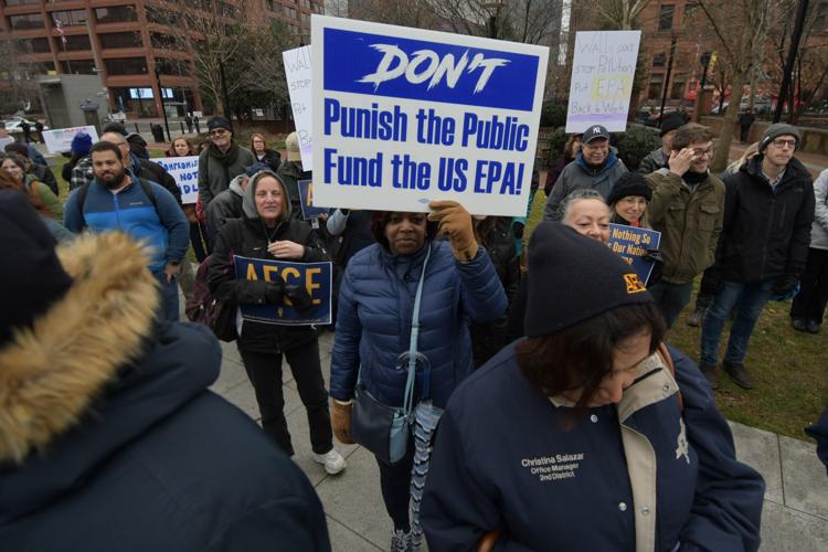 Philadelphia federal workers demand end to shutdown | Local News ...