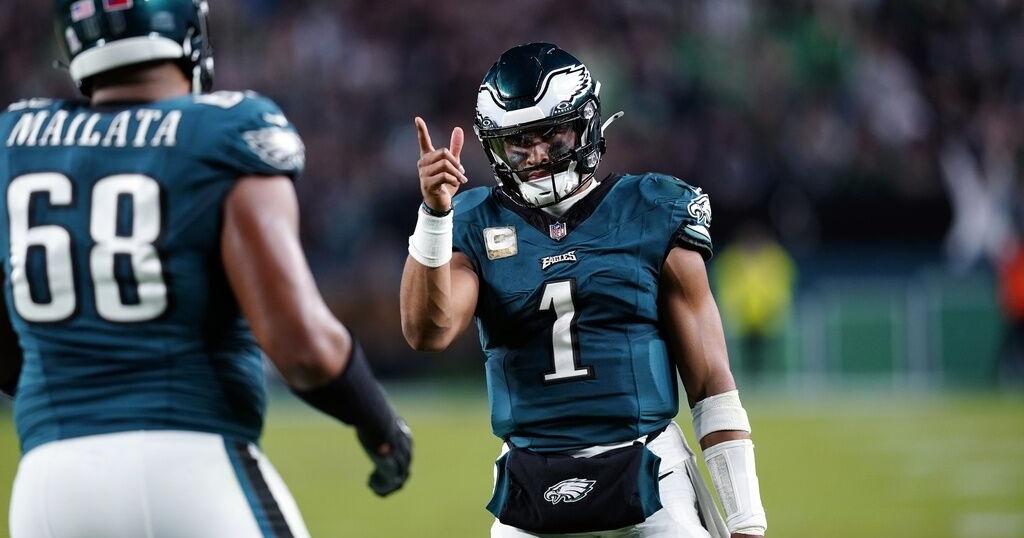 Jalen Hurts shakes off knee injury and leads Eagles past Cowboys 28-23 ...